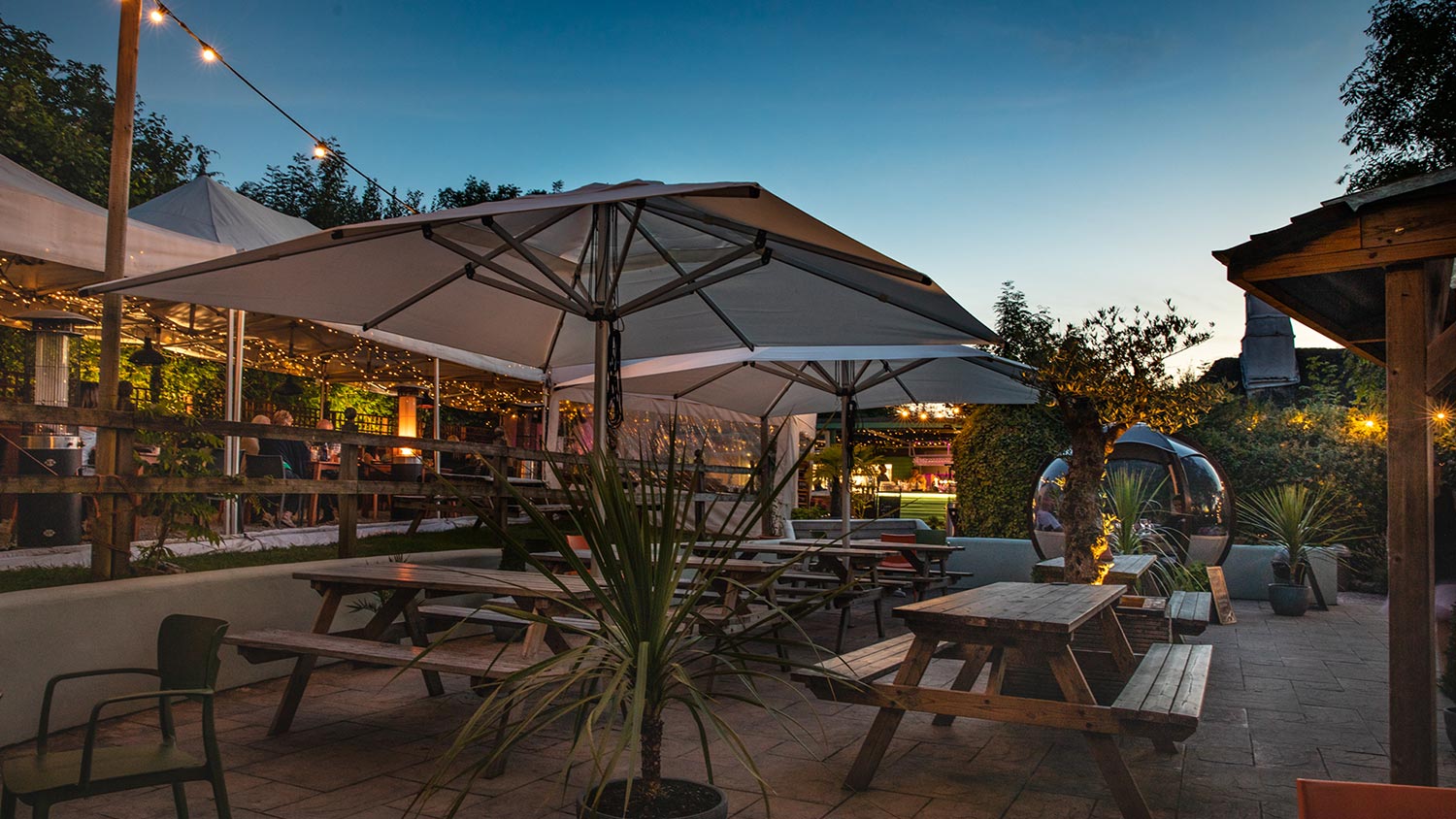 Alfresco Dining - The Cott Inn